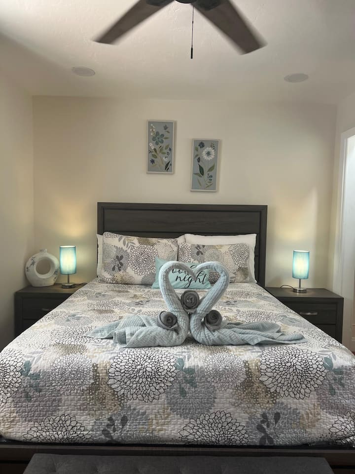 Chic *Heated* Pool View 2 Be/1 Ba Oasis - Hollywood, FL