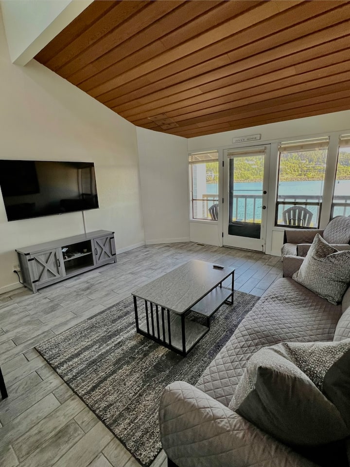 River Front Paradise/newly Renovated/ Private Deck - Gold Beach, OR