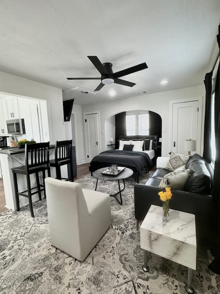 Modern Comfy Best Of Fort Worth Remodeled Suite! - Fort Worth, TX