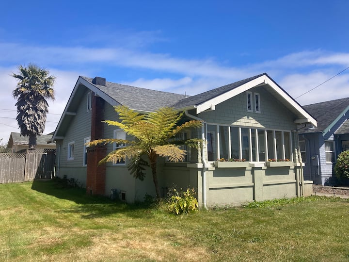 Henderson Hideout-hot Tub And Pet Friendly! - ユリーカ, CA