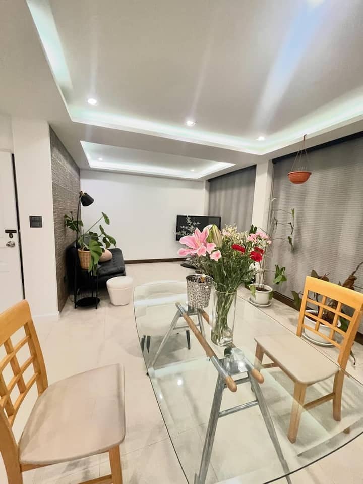 Stylishly Furnished Condo, Petcare Included - Bang Kapi District