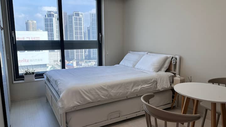 그루잠_5 (퀸사이즈 베드 2개  (최대 4인/구비된 편의용품 /네플릭스/스타일러) - Daegu