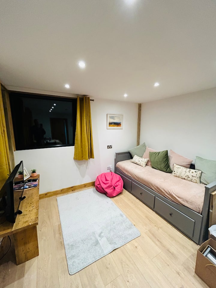 Beautiful Riverside Cabin - Matlock