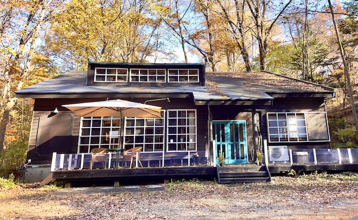 一棟貸別荘はデザイナーの森のハブ/軽井沢&草津温泉/昼は観光/夜はBbq•銀河/ldkに響 く6ch - Gunma