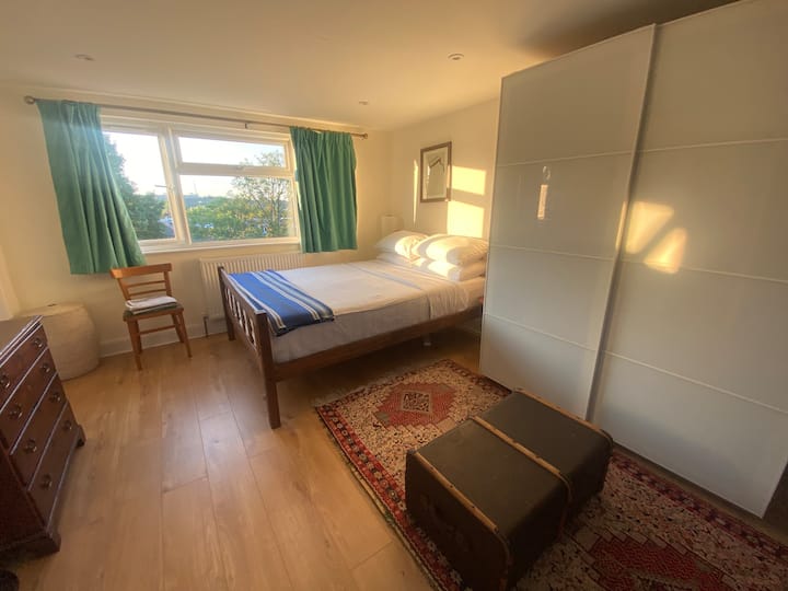 En Suite Attic Room With Comfy Sofa - London, UK
