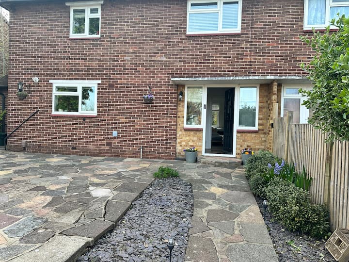 Charming Cottage In The Heart Of Bromley - 