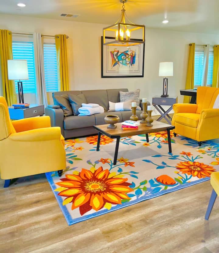 Beautiful Fontana Home Sleeps 10 - Fontana, CA