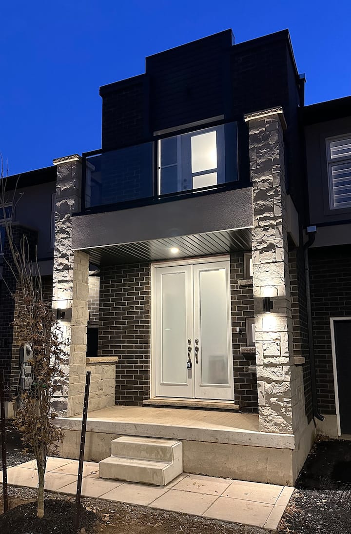 Modern Home In Niagara Falls - Niagara Falls