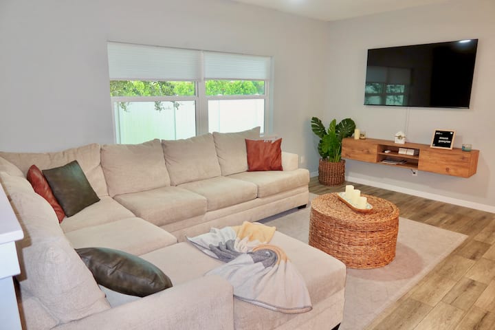 Cozy Modern Home: Walk To Shops, Drive To Beach - Sarasota, FL