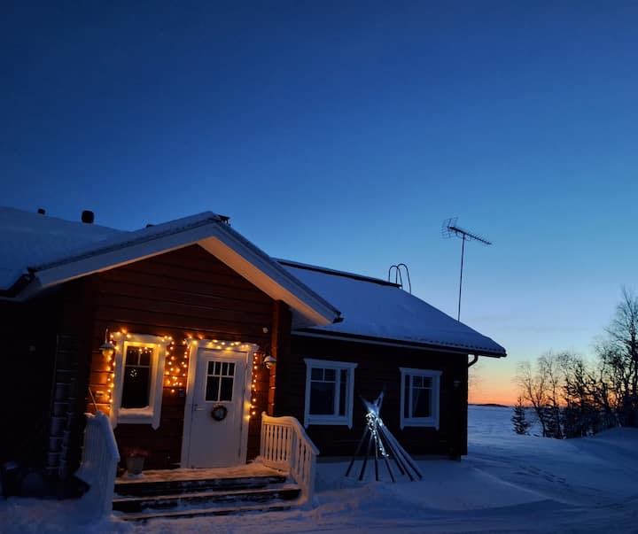 Hirsitalo Inarijärven Rannalla - Inari