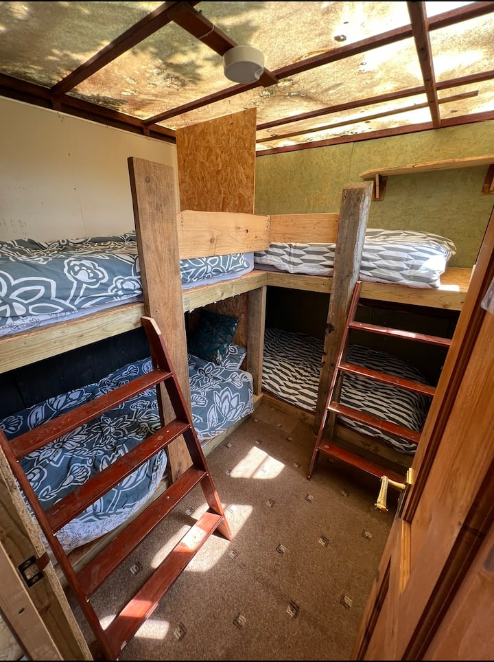 Friends Bunk Up With 4 Single Beds - Carmarthen