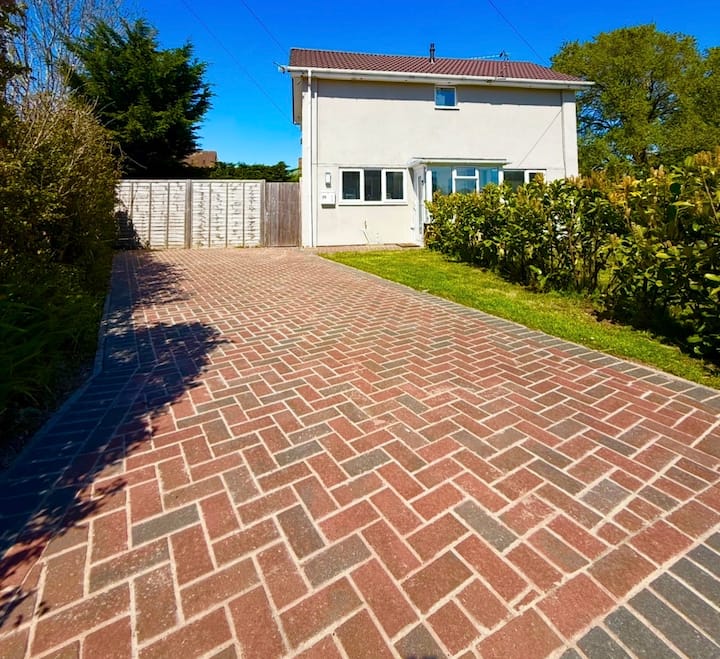 Modern, Spacious 2 Bedroom House With Parking - Beaulieu