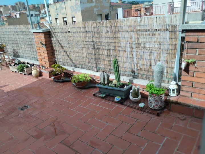 Habitación Con Terraza Y  Tranquilo - Badalona