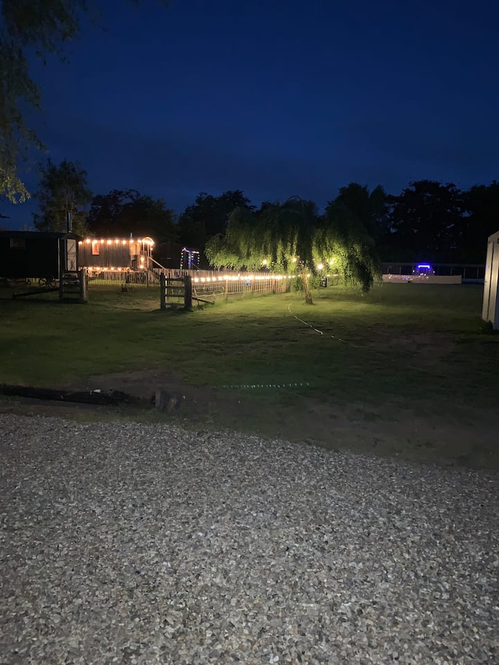Modern Hut In Own Garden With Hot Tub @Extra Cost - Dereham