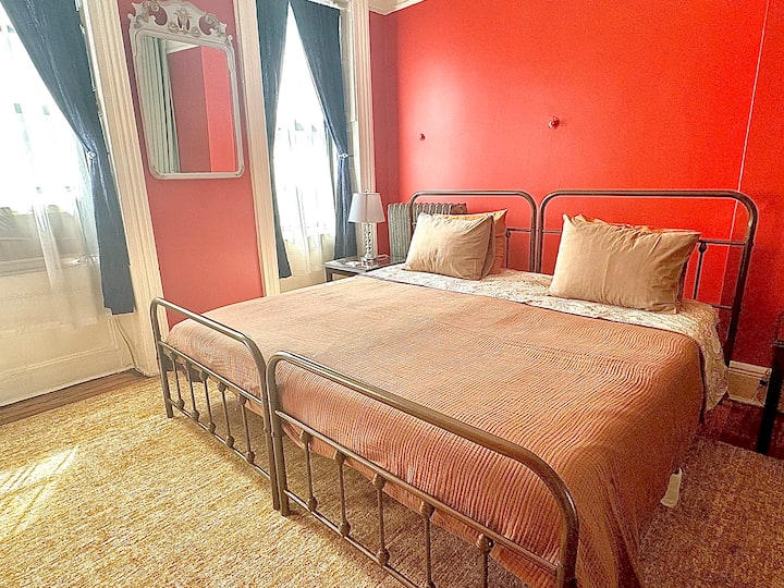 Sunlit Brownstone Haven Near Nyc With Parking - Jersey City, NJ