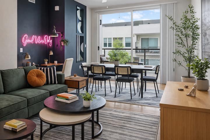 Chic King Bed | Top Floor | Design District - Dallas