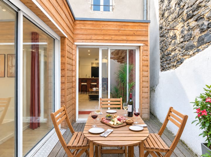 House In The Center, Max 28 People - Francja