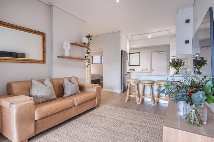 Oceanfront Escape With Mountain Views, Hermanus - Hermanus