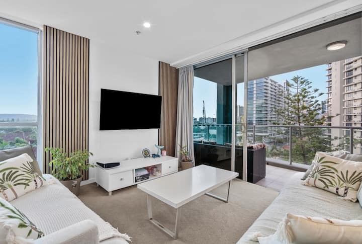 Modern Coastal Stay | Pool, Spa, Walk To Beach - Surfers Paradise