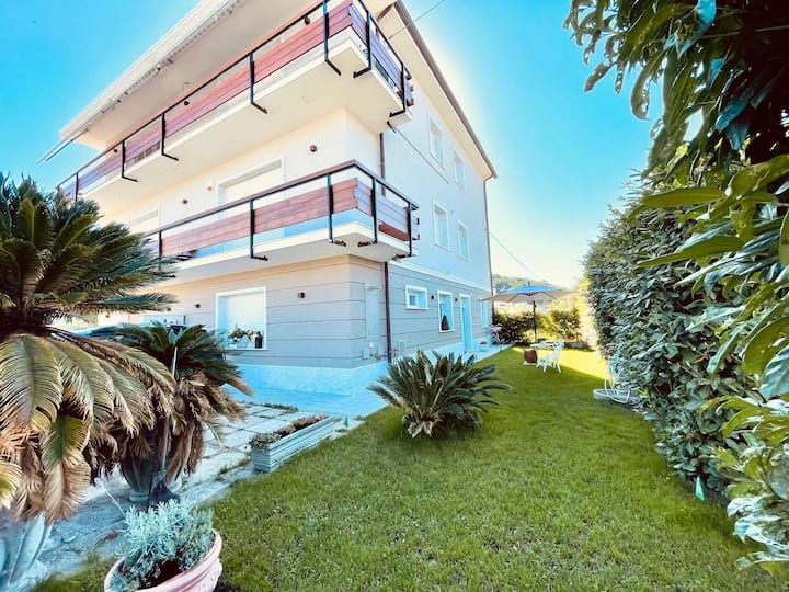 Casa Elegantemente Ristrutturata Con Giardino - Marina di Massa