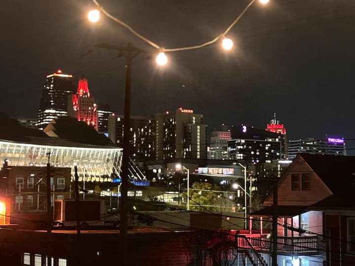 Kansas City Downtown 2nd Floor Brickhouse Condo - Kansas City, KS