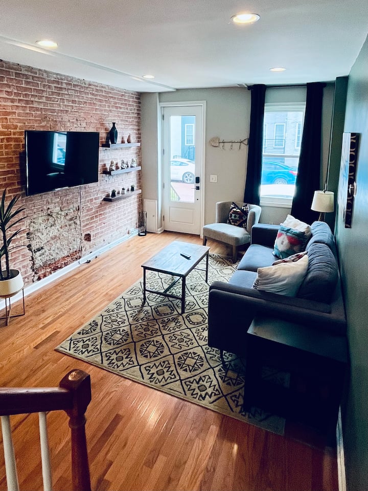 2 Bedroom Oasis With Private Parking And Patio - Washington, D.C.