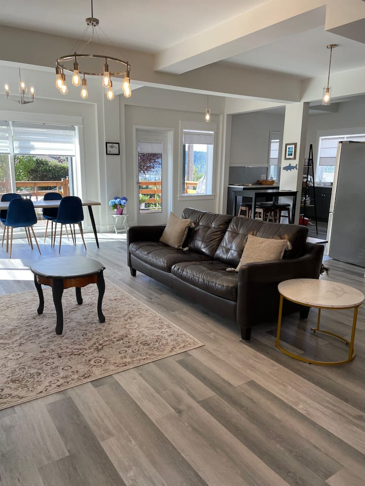 Modern Home With A View - Ladysmith