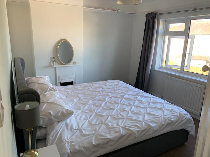Town Location With X2 Parking - Stamford