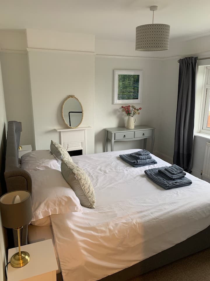 Town Location With X2 Parking - Bourne
