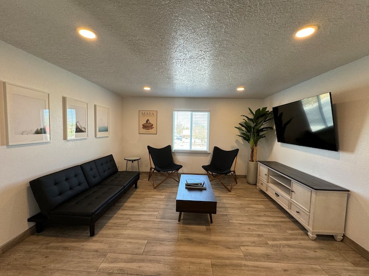 Spacious & Stylish Abq Apartment - Albuquerque