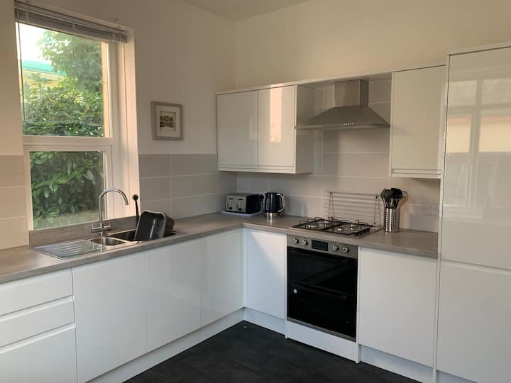 New Spacious Apartment - Parking For 2 Cars - Tenby