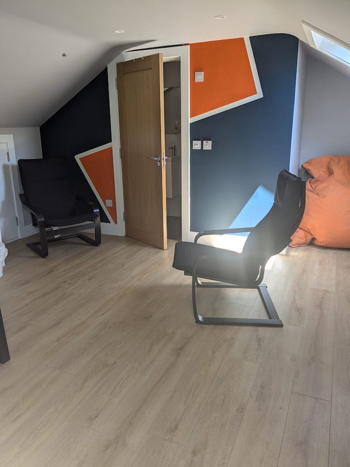 The Hideaway
2 Guests Twin Room - Ensuite Shower - Ennis