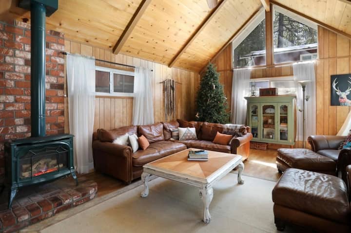 Cozy Woods Cabin  W/ Hot Tub, Game Room, & Patio - Idyllwild-Pine Cove, CA