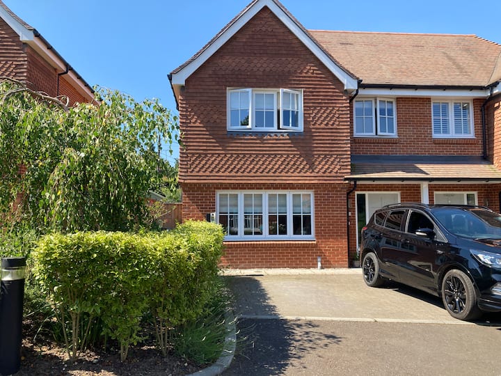 Entire 3 Bed Home, Walking Distance To Cain Manor. - Petersfield