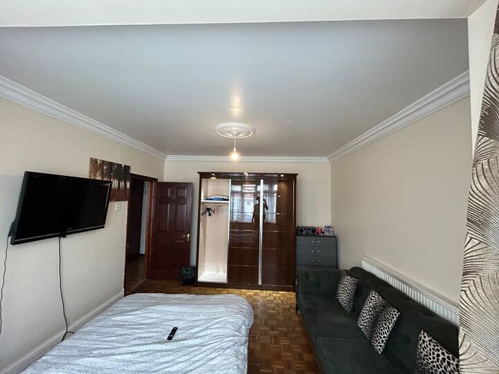 Large Spare Bedroom With Living Area - Dagenham