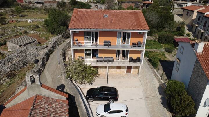 Villa Lungomare- Large Waterfront Apartment - Cres