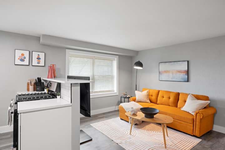 Centrally Located Gem | 1br W/stocked Kitchen - Kansas City, MO