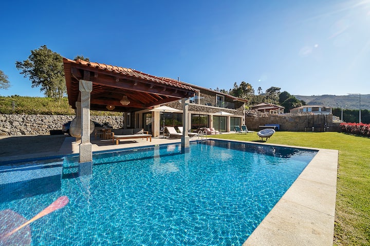 Oliveiral Villa - River View Heated Pool & Jacuzzi - Paredes de Coura