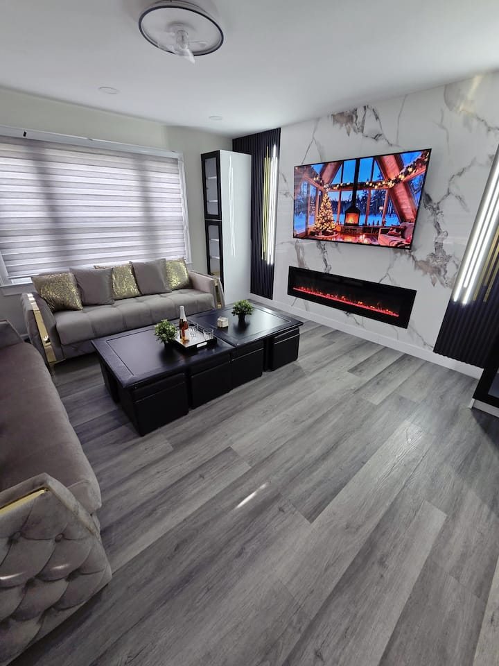 Pleasant 4bdr,2bath Home W/parking, Porch, Backyd - Woodbury, NY