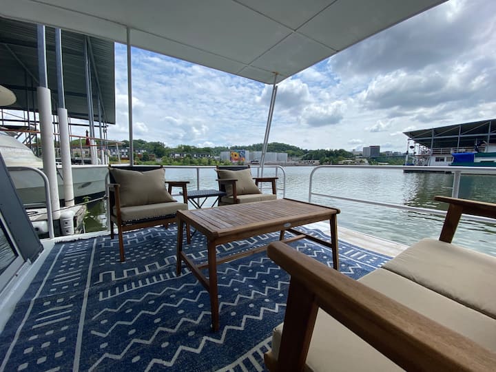 The Black Dog. Houseboat In Dt Knox - Knoxville, TN