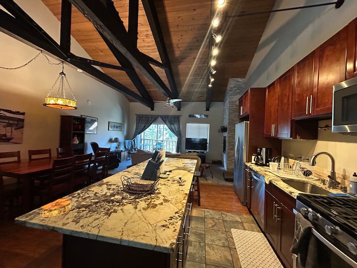 Spacious 3bd Condo In Tahoe City - Tahoe City, CA