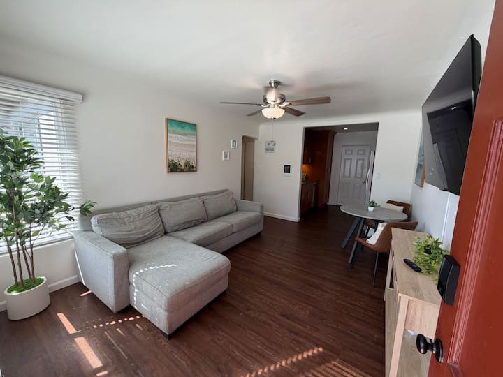 Sunny 1 Bed Cottage A Few Blocks From Dog Beach! - San Diego, CA