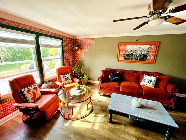 Friends-inspired Vintage Vibes House Near Chicago - Schaumburg, IL