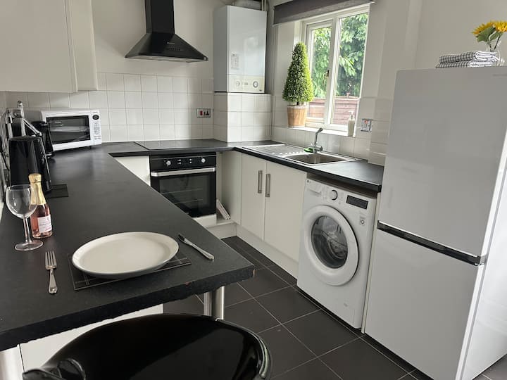 Charming Two-bedroom Retreat In Quedgeley +Parking - Stroud, UK