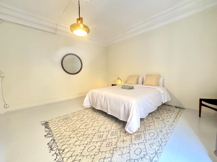 A/c & Balcony – Double Room In Gothic Quarter - Barcelona