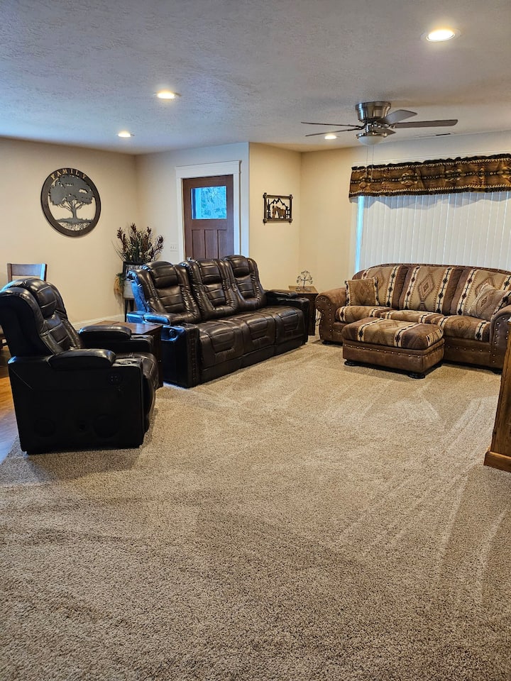 Lil Bit Country "Town" House, Safe, Quiet, Modern - Montana