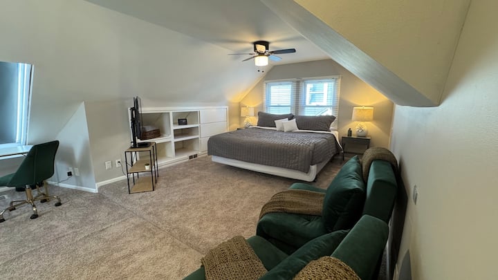 South Mpls Retreat| Cozy King Studio 50th & France - Edina, MN
