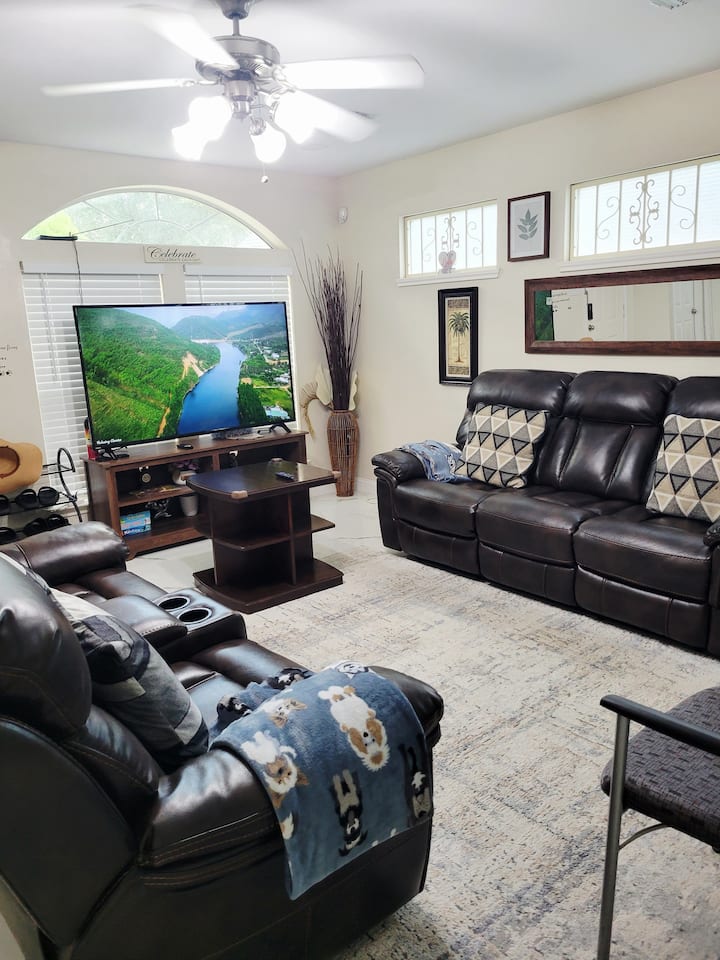 Convenience & Comfort Await! @ Rise & Shine Home - Stafford, TX