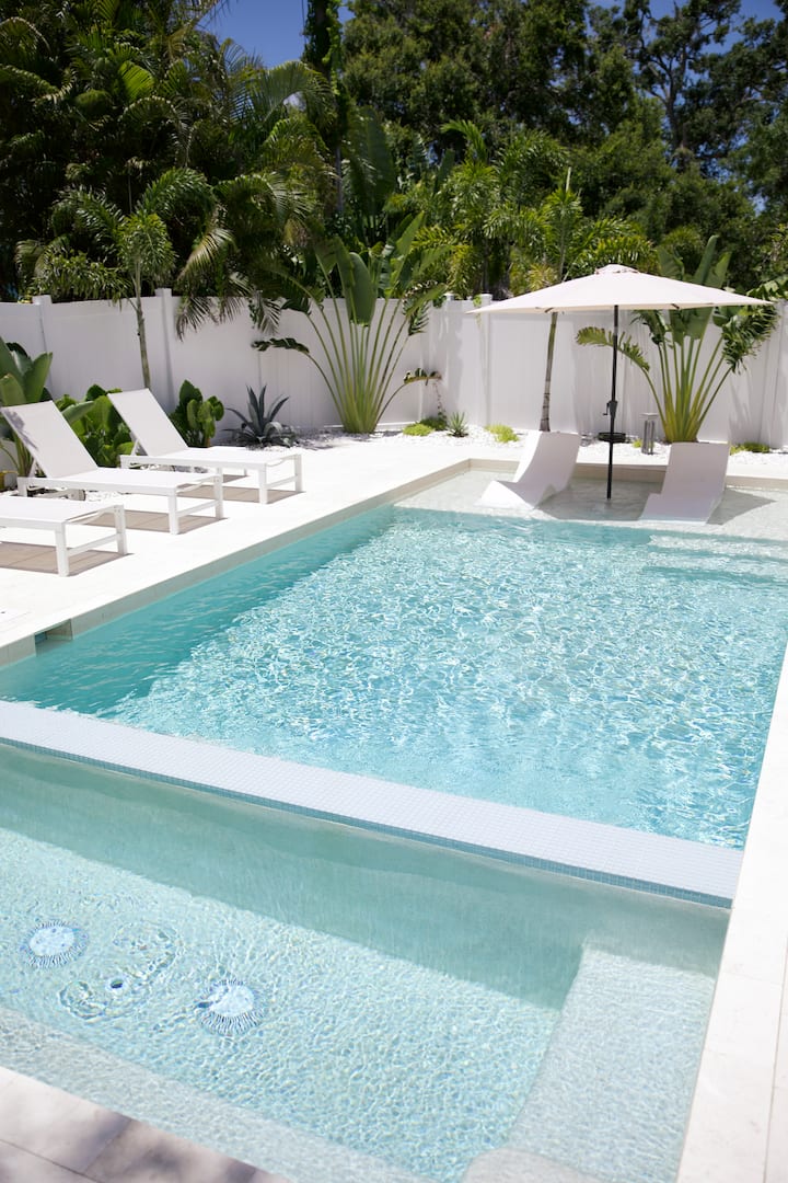New Sarasota Haven | 10 Min To Beach | Pool & Spa - Sarasota, FL