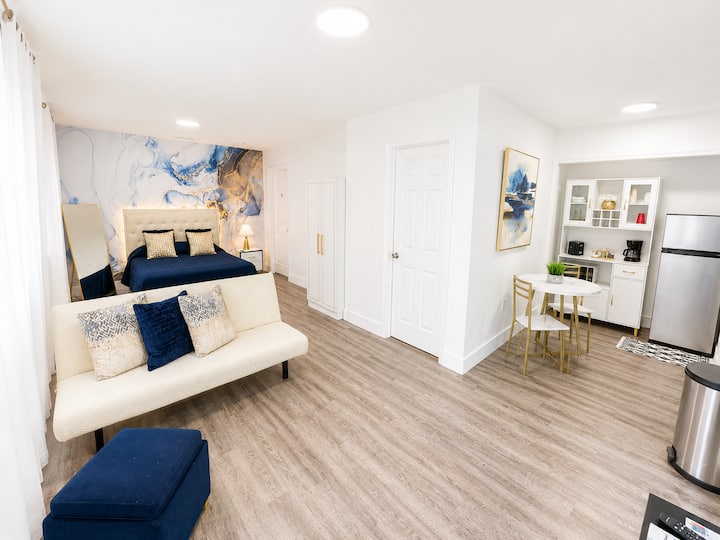 Luxury Studio Walk To Hard Rock Stadium - Miami Gardens, FL